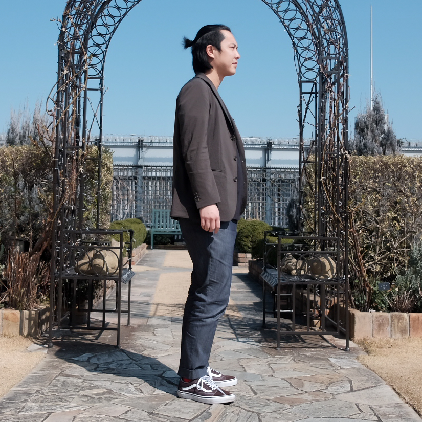 【staffコーデ】色使いのセンスが光るスマートカジュアルなジャケパンスタイル オーダースーツのfabric Tokyo