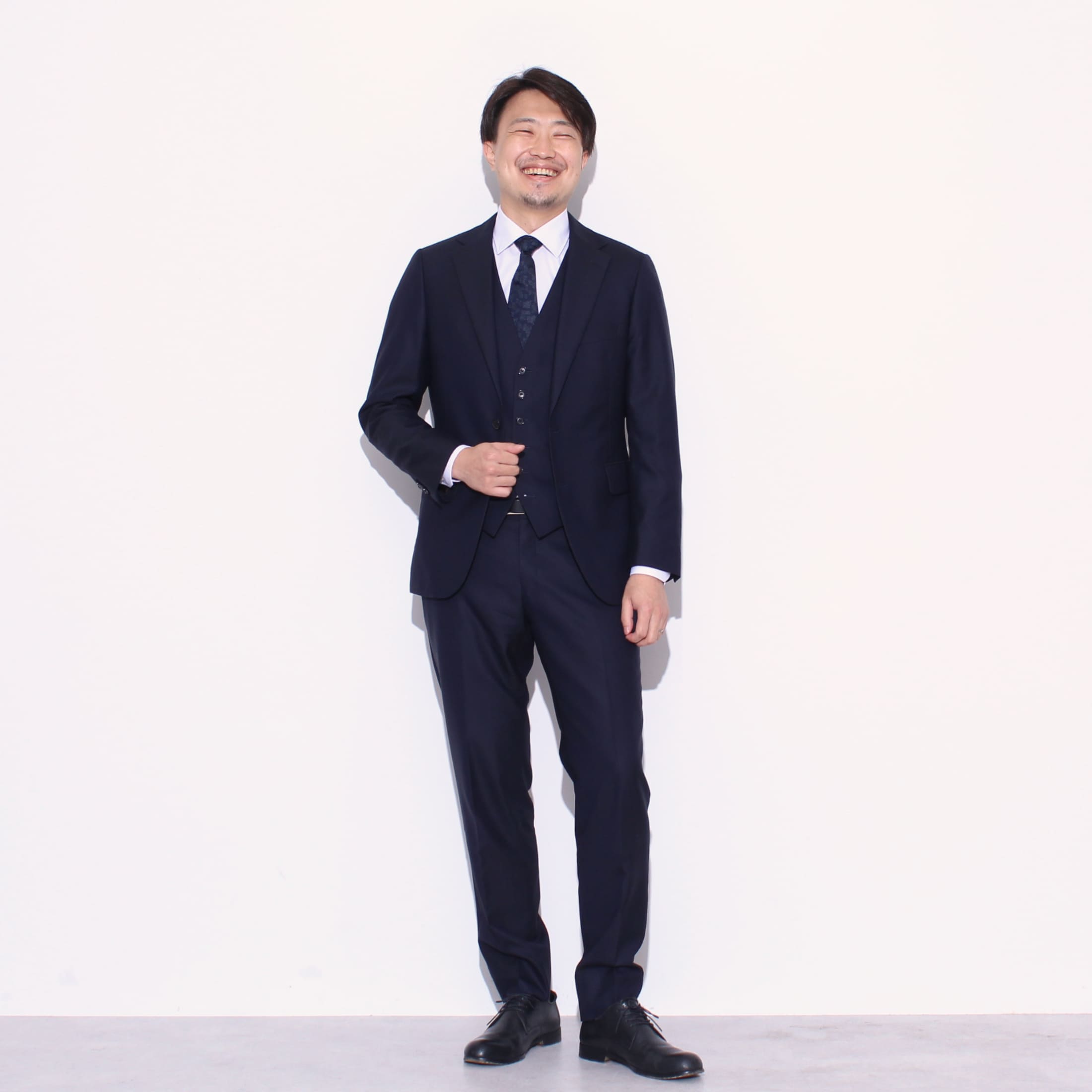 【staffコーデ】オールマイティーなネイビースーツスタイル オーダースーツのfabric Tokyo