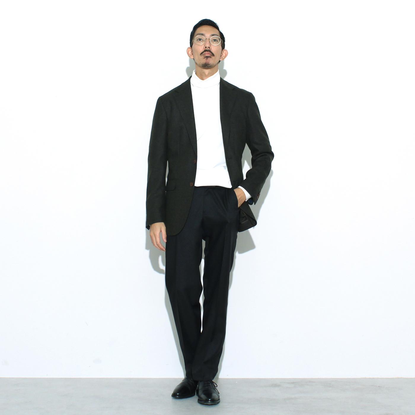 【staffコーデ】落ち着きのあるカーキの秋冬ジャケパンスタイル オーダースーツのfabric Tokyo