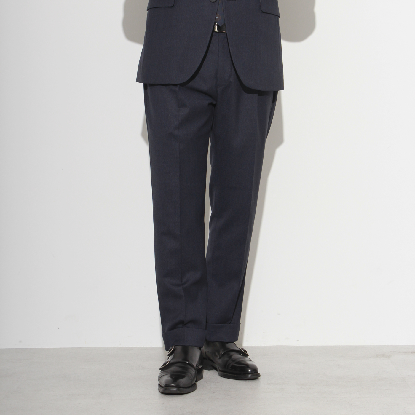 【staffコーデ】着心地も兼ね備えたネイビースーツスタイル オーダースーツのfabric Tokyo