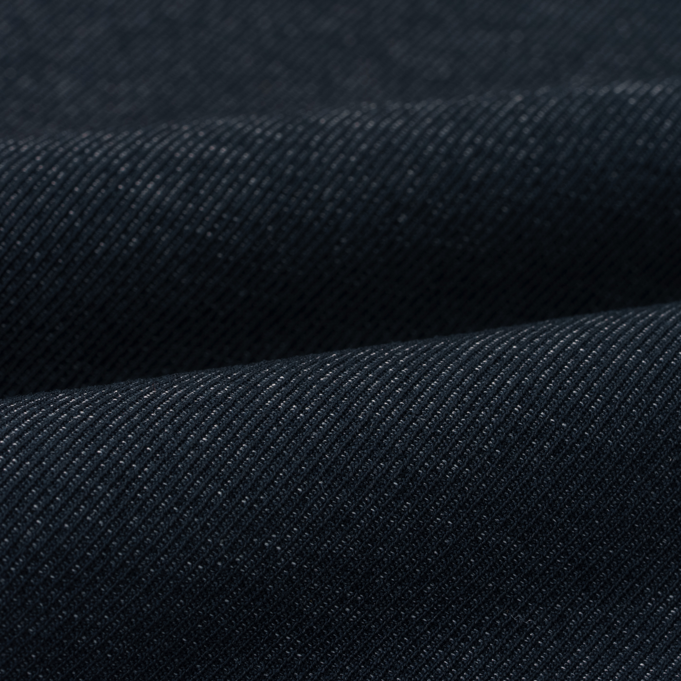 きれいが続いてずっと好印象！ビジネスパーソンが必ず持つべき「シワになりにくい」セットアップ・スーツ特集 | ANSWER